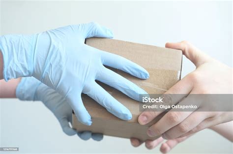 의료 고무 장갑에 골판지 상자를 들고 배달 남자 빠르고 무료 배달 전송 공간을 복사합니다 온라인 쇼핑 및 익스프레스 배송