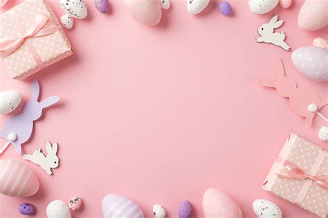 부활절 장식 선물 상자 의 상단 보기 사진 부활절 토끼 핑크 라일락과 흰색 부활절 달걀 에 고립 된 파스텔 핑크 배경에 카피