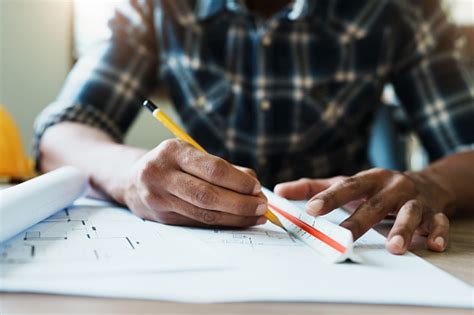 엔지니어는 청사진 눈금자 연필 칸막이 및 건물 모델을 사용하여 집 구조와 건축을 설계하고 있습니다 가리키기에 대한 스톡 사진 및 기타 이미지 Istock