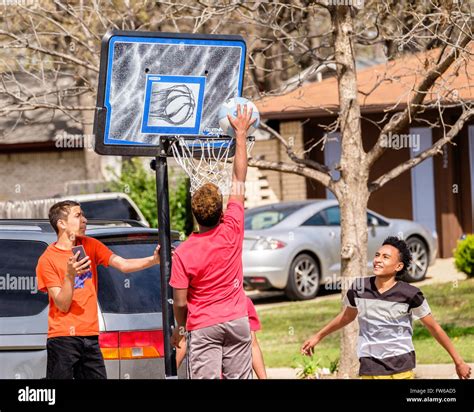 Ados Et Pré Adolescents Se Rassembler Et Jouer Au Basket Ball Dans La