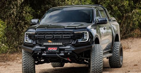 Led 조명 강력한 건장한 검은색 경치 공연 관목 광야 낮 내구성 녹지 들어 올린 로드 트립 먼지 경로 모든 지형 모터스포츠 모험 바위투성이의