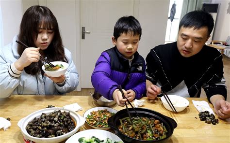 三口之家的午餐分享四季豆烧肉辣炒田螺 哔哩哔哩