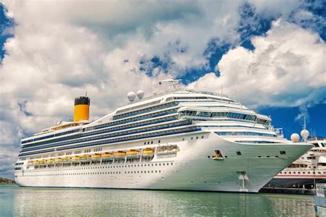 Navio De Cruzeiro Ancorado No Mar Do Caribe Stjohns Antigua Cruise E Conceito De Viagem Foto