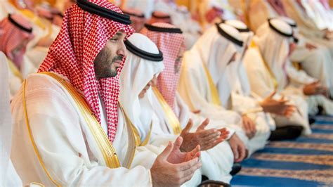 السعودية فيديو محمد بن سلمان يؤدي صلاة عيد الفطر في الحرم والملك