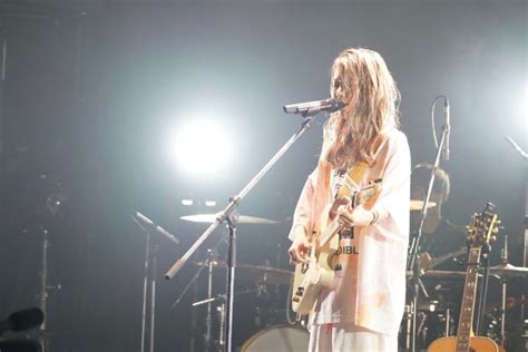 【ライブレポート】ロザリーナ、多彩な表現で魅せた無観客ワンマンライブ Barks