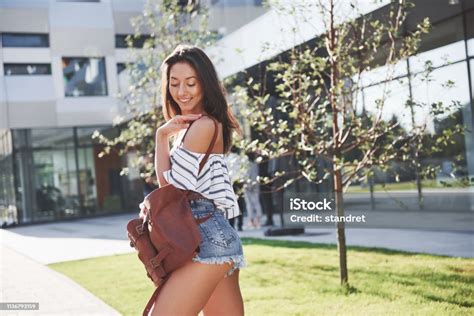 대학의 캠퍼스 근처에 배낭과 아름 다운 행복 한 젊은 학생 소녀 교육 및 레저 컨셉 20 29세에 대한 스톡 사진 및 기타