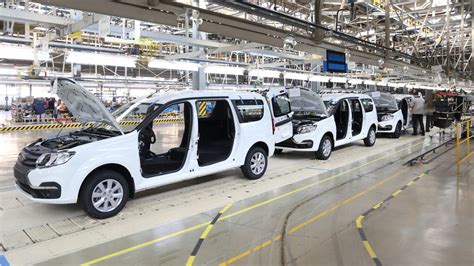 АвтоВАЗ вдвое сократил линейку выпускаемых Lada Largus