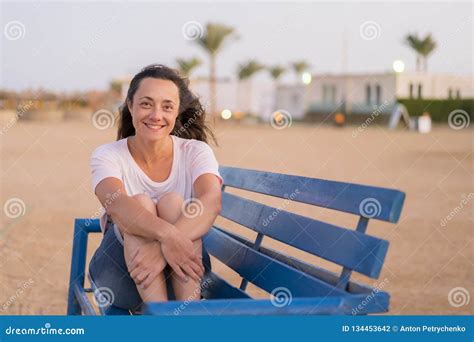 Jeune Femme Se Reposant Sur Le Banc Une Femme Avec Un Beau Sourire Sur