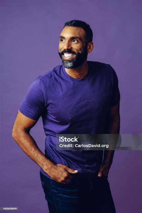 카메라 공간 배경을 바라보는 회색에 수염과 콧수염 보라색 셔츠를 입은 잘 생긴 웃는 남자의 초상화 긍정적인 감정 표현에 대한 스톡 사진 및 기타 이미지 Istock