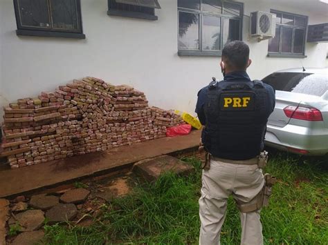 PRF flagra menor quase meia tonelada de maconha em veículo