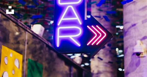 건물 천장에 매달린 네온 사인 사진 Unsplash의 무료 네온 이미지