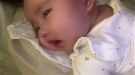엄마 품에 안겨 자는 아기 Youtube