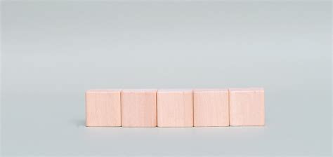 입력 문구 및 인포그래픽 아이콘을 위한 복사 공간이 있는 빈 나무 큐브를 테이블에 적재합니다 0명에 대한 스톡 사진 및 기타 이미지 Istock