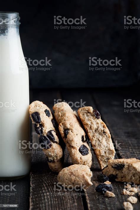 나무 테이블에 쿠키와 우유의 병 검은 배경 선택적 초점입니다 0명에 대한 스톡 사진 및 기타 이미지 0명 가정 생활 갈색