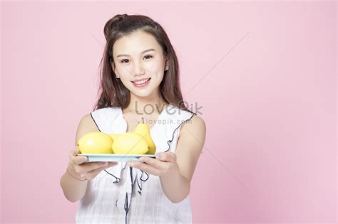 배를 들고 있는 젊은 여성 사진 무료 다운로드 Lovepik