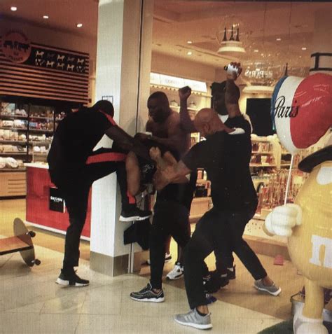 Vidéos Les rappeurs Booba et Kaaris se bagarrent à laéroport dOrly