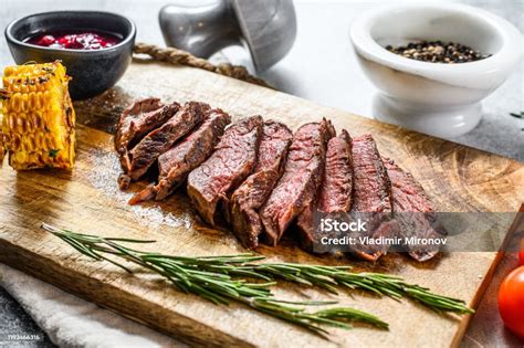 나무 도마위에 얇게 구운 필레 미뇽 스테이크 쇠고기 안심 회색 배경입니다 맨 위 보기 검은색에 대한 스톡 사진 및 기타 이미지