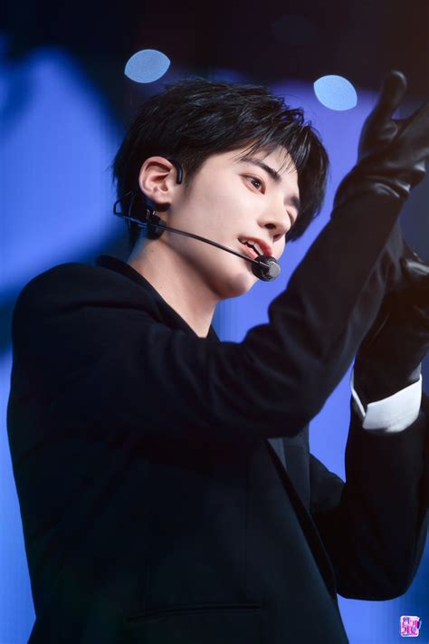 𝙗𝙤𝙣𝙣𝙞𝙚 On Twitter 가죽 장갑 만지는 태현이 분위기 봐