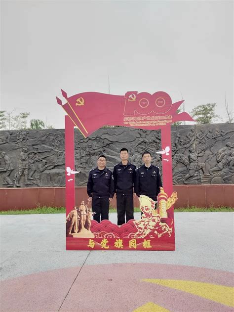 党旗在我心 我与党旗合个影澎湃号·政务澎湃新闻 The Paper