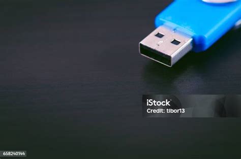 Usb 플래시 드라이브에 플래시 드라이브는 그림의 모서리에 위치 해 있습니다 기술의 개념 Usb 메모리에 대한 스톡 사진 및