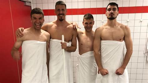Wirke eher lappig Joshua Kimmich lacht über Bayern Foto aus der