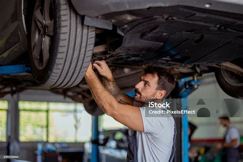 자동차 상점에서 자동차 하부를 검사하는 작업복을 입은 숙련 된 정비사 30 39세에 대한 스톡 사진 및 기타 이미지 30 39세 검사 보기 고용과 노동 Istock
