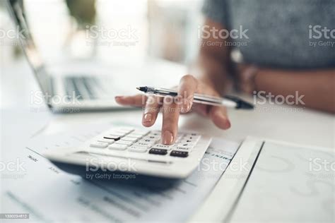 사무실에서 재정을 계산하는 인식 할 수없는 사업가의 클로즈업 샷 계산함에 대한 스톡 사진 및 기타 이미지 계산함 세금