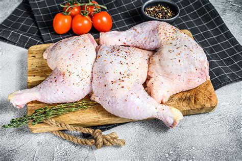 허벅지 신선한 허브 요리와 원시 치킨 드럼 스틱 회색 배경입니다 맨 위 보기 복사 공간 가금류에 대한 스톡 사진 및 기타 이미지