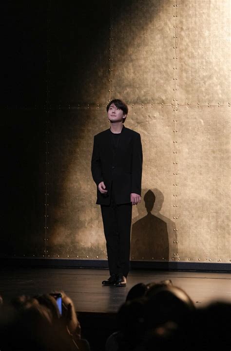 여느 때처럼 공연을 보다가 너무 감상에 젖었던 걸까 갑자기 성진 공연을 볼 수 있을 때 더 많이 봐둬야겠단 생각이 들어서