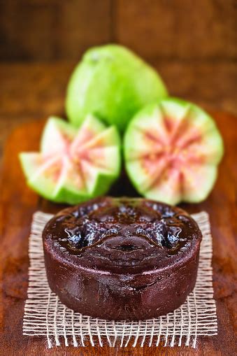 구아바는 전형적인 시골 음식구아바로 만든 달콤하지만 전 세계 여러 곳에서도 소비됩니다 고이아바다 카스카오라고 불리는 브라질 의 달콤함 고이아바다에 대한 스톡 사진 및 기타