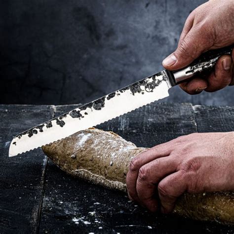Smedet Brødkniv Skær Dit Brød Med Intens Præcision