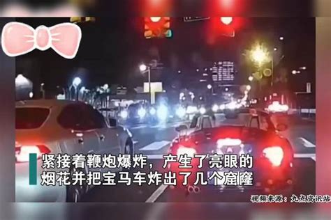 老“炸弹人”了！宝马敞篷车路口等红绿灯时，被人扔鞭炮炸烂
