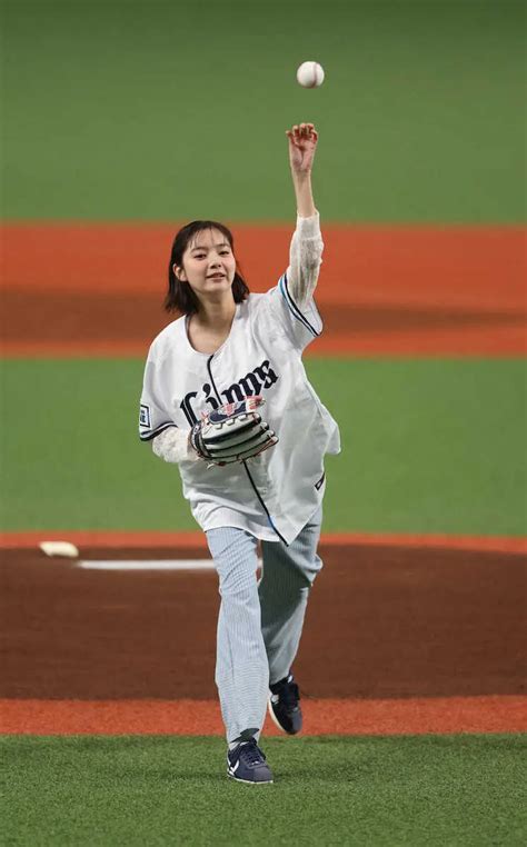 ＜西・日2＞セレモニアルピッチをする新川優愛（撮影・篠原岳夫） スポニチ Sponichi Annex 芸能