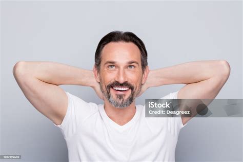 잘 생긴 세 남자의 사진 은 좋은 분위기를 찾고 머리 뒤에 손을 잡고 살롱 젊어짐 절차를 즐기는 흰색 티셔츠 고립 된 회색 색상
