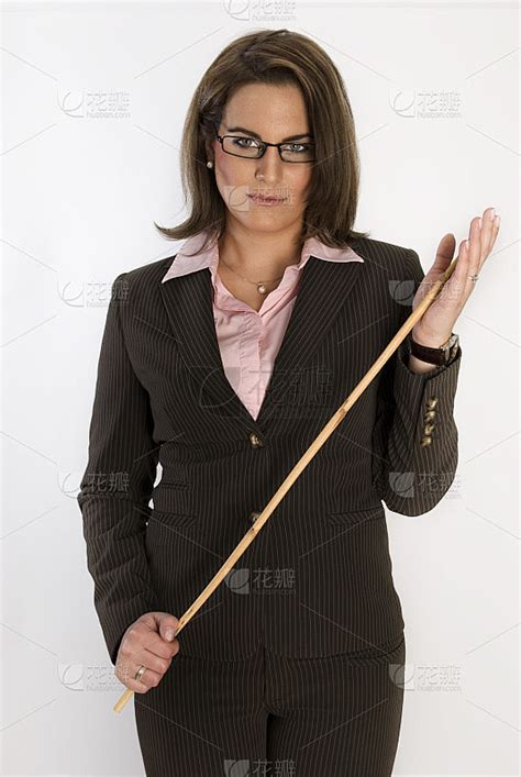手里拿着鞭子的女商人。