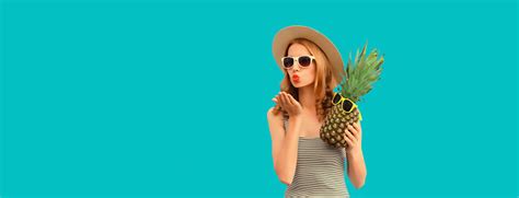 밀짚모자를 쓰고 선글라스를 끼고 푸른 배경에 포즈를 취하는 파인애플과 함께 입술을 불고 있는 젊은 여성의 여름 초상화 25 29세에 대한 스톡 사진 및 기타 이미지 Istock