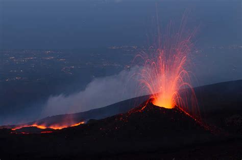 火山爆发图片 夏威夷火山群上的熔岩流素材 高清图片 摄影照片 寻图免费打包下载