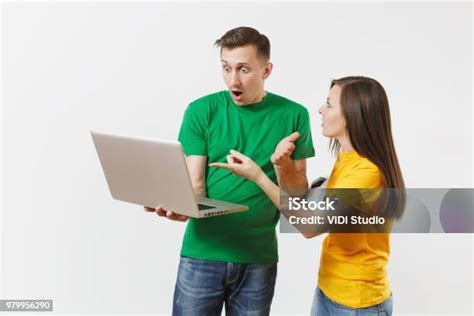 충격된 커플 여자 남자 노란색 녹색 T셔츠 팬 들 축구 축구 공 흰색 배경에 고립 된 Pc 노트북에서 게임을 보고 지원 팀 응원 합니다 스포츠 가족 레저 라이프 스타일