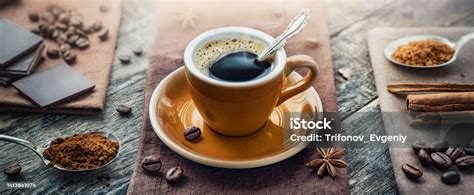 향기로운 블랙 커피 한 잔 커피 메이커 테이블 위의 다양한 종류의 커피 원두 아름다운 갈색 컵에서 아침 식사를위한 아침 에스프레소 또는 아메리카노 커피 갈색에 대한 스톡