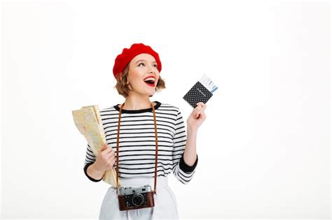 Heureuse Femme Touriste Avec Caméra Détenant La Carte Et Passeport Photo Gratuite
