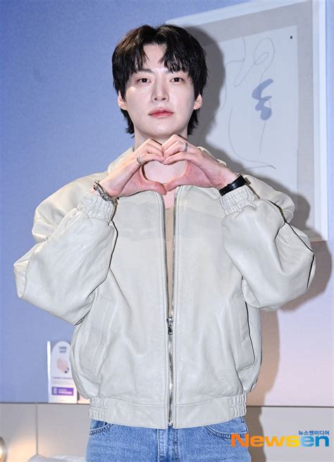 안재현 빠져드는 하트 포즈 [포토엔hd] 뉴스인코리아