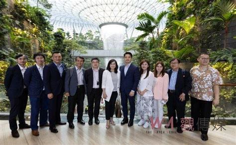 赴星參訪樟宜機場室內瀑布雨旋渦 蔣萬安借鏡綠建築與節能減碳