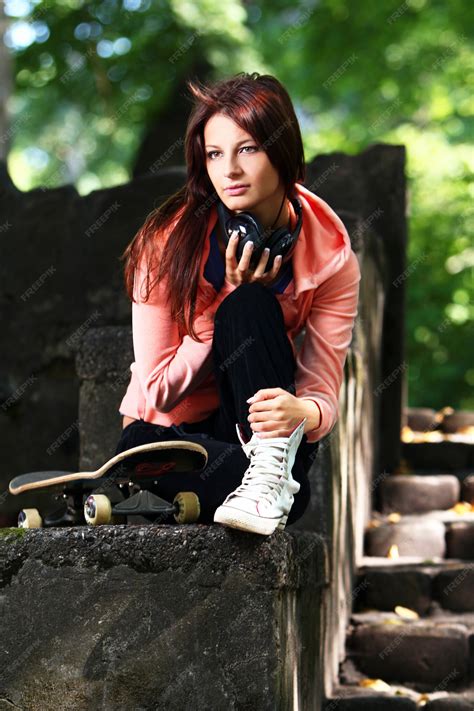 공원에서 헤드폰으로 아름 다운 십 대 소녀 무료 사진