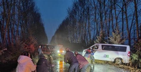 面包车雪天操作不当滑入排水沟，警民携手成功救援腾讯新闻