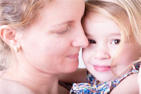 Liebevolle Mutter Mit Ihrer Kleinen Tochter Stockbild Bild von mütterlich mutterschaft