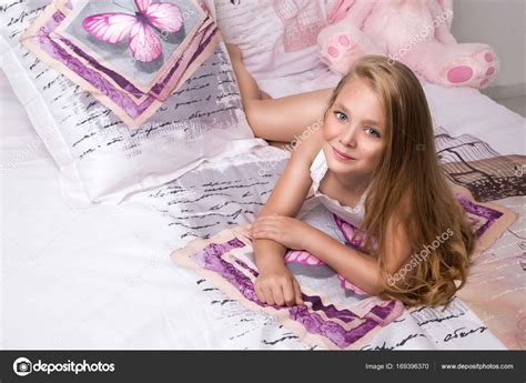 Zierliche Junge Schöne Blonde Mädchen Kleine Prinzessin Mit Langen