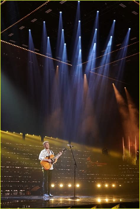 Hunter Metts Breaks Down On American Idol After Forgetting The Words