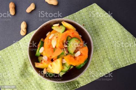 Asinan Buah 보존 하는 열 대 과일 망고 파파야 오이 파인애플 달콤한 신 식초 칠리 소스에서 땅콩과 뿌 렸 다 0명에