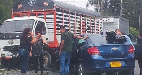 Rescatan A Conductor Atrapado Tras Choque En La Vía Cajicá Tabio