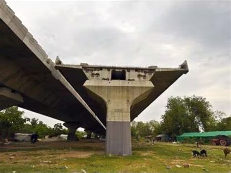 दिल्ली निर्माणाधीन फ्लाईओवर का एक हिस्सा गिरा एक व्यक्ति की मौत
